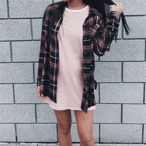 Outfits Combinando Un Vestido Pegadito Con Camisa De Franela Es La Moda