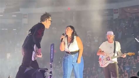 Blink 182 Fan Roasted After Singing Wrong Song On Stage With Band Dexerto