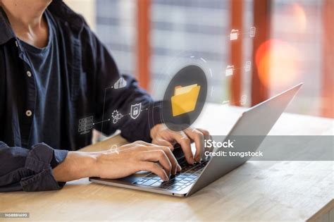 문서 전송 개념입니다 파일 검색 및 관리 폴더 문서 관리 시스템 Dms 컴퓨터와 함께 빈 문서를 날리는 파일 폴더를 엽니다