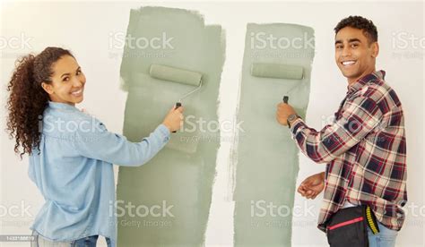 행복한 커플 그림 방 또는 인테리어 집 개조 및 미소 흰 벽 배경이 있는 주택 또는 부동산 디자인 프로젝트의 초상화 새로운