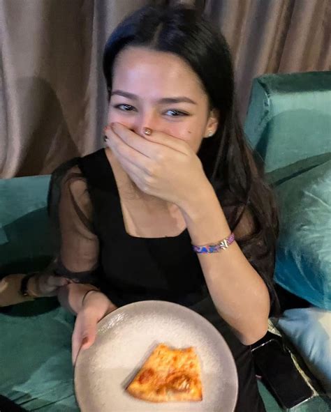 Pose Keren Susan Sameh Saat Nikmati Dessert