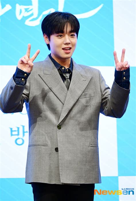 박지훈 깜찍한 배우 포즈 포토엔hd 손에 잡히는 뉴스 눈에 보이는 뉴스 뉴스엔