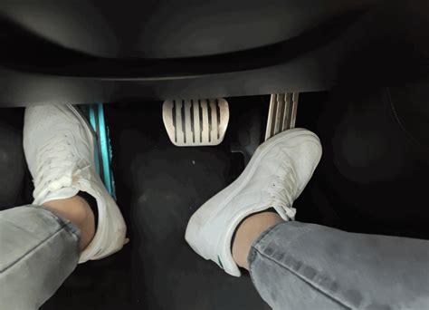 “左脚刹车 右脚油门”开法引热议 网友：这样开安全吗？ 中原汽车网