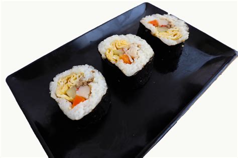 김밥 또는 김밥은 찐 흰 쌀 이며 이 음식은 한국산 건강한 생활방식에 대한 스톡 사진 및 기타 이미지 Istock