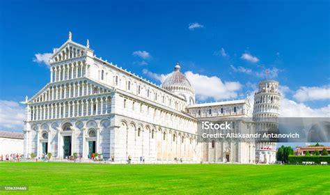 피사 대성당 두오모 Cattedrale 과 기울어진 타워 토레 에 광장 델 미라콜리 광장 녹색 잔디 잔디 푸른 하늘 과 흰색 구름 복사 공간 배경 화창한 날에 토스카나