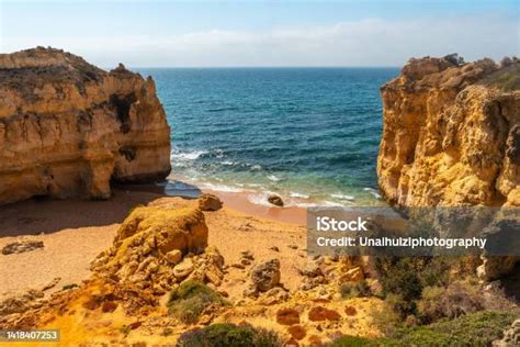 Praia Da Coelha Algarve Albufeira에서 여름에 황량한 해변 포르투갈 0명에 대한 스톡 사진 및 기타