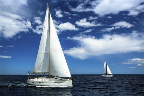 Schipjachten Met Witte Zeilen In De Open Zee Sailing Yachting Stock