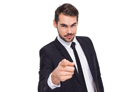 Hombre de negocios inteligente en traje apuntando a la cámara Foto