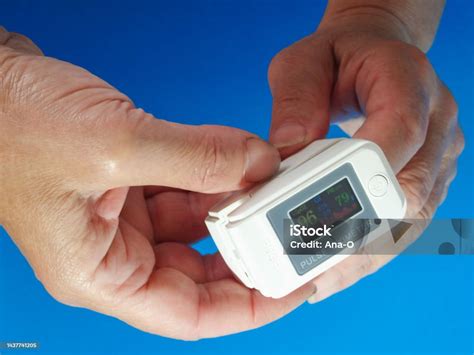 파란색 배경에 손가락 끝 맥박 산소 측정기를 사용하는 여자 상위 뷰 감지기에 대한 스톡 사진 및 기타 이미지 감지기 건강 진단 건강관리와 의술 Istock