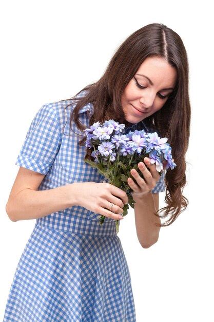 Hermosa Chica Con Un Vestido En Una Jaula Azul Con Crisantemos De Flores En Las Manos Sobre Un