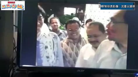 （马六甲26日讯）已故拿督沈慕羽在2007年赠送墨宝《铲除种族主义，建立公平社会》予时任公正党顾问拿督斯里安华。 时隔15年，安华已身为我国第十任首相，当年两人会面交流的画面成为珍贵的历史记录