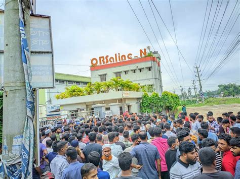 ভালুকায় চাকুরী স্থায়ীকরণ সহ নয় দফা দাবীতে কারখানা শ্রমিকদের বিক্ষোভ