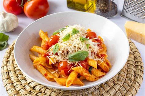 Macarrones a la napolitana riquísimos con tomate y albahaca