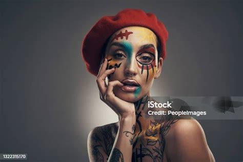 회색 배경에 그녀의 얼굴에 페인트로 포즈를 취하는 젊은 여성의 스튜디오 샷 20 29세에 대한 스톡 사진 및 기타 이미지 20 29세 30 34세 개념 Istock