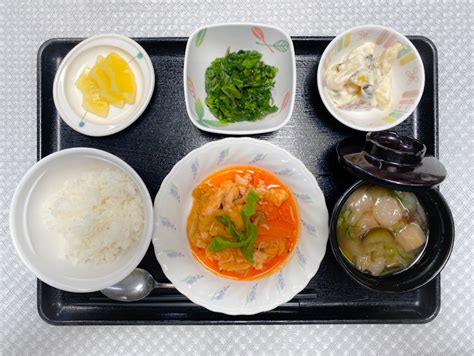 7月11日火曜日 きょうのおひるごはんは、鶏肉のケチャップ炒め・甘酸っぱおさつサラダ・青菜和え・みそ汁・くだものでした。