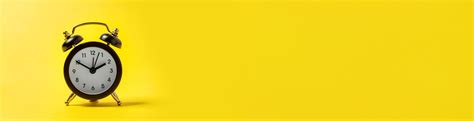 단순히 노란색 배경에 고립 된 트윈 벨 빈티지 클래식 알람 시계 울리는 최소한의 디자인 휴식 시간 생활 좋은 아침 밤 깨어 있는 개념 플랫 누워 최고 보기 복사 공간 배너