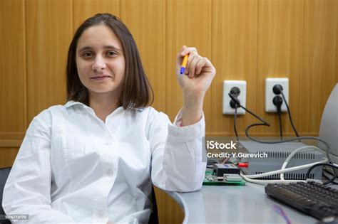 샘플을 분석 하기 위한 특별 한 장치에서 가져온 데이터를 검사 하는 실험실 전문가 dna에 대한 스톡 사진 및 기타 이미지