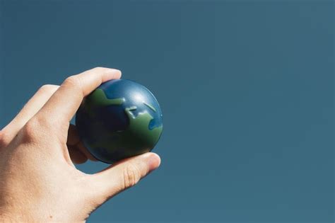 Dia Da Terra Mão Masculina Segurando A Terra Nas Mãos Humano Salvando