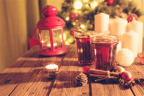 크리스마스의 두 잔 Mulled 와인 크리스마스 트리 배경 나무 배경에 향료와 함께 선택적 초점 0명에 대한 스톡 사진 및 기타
