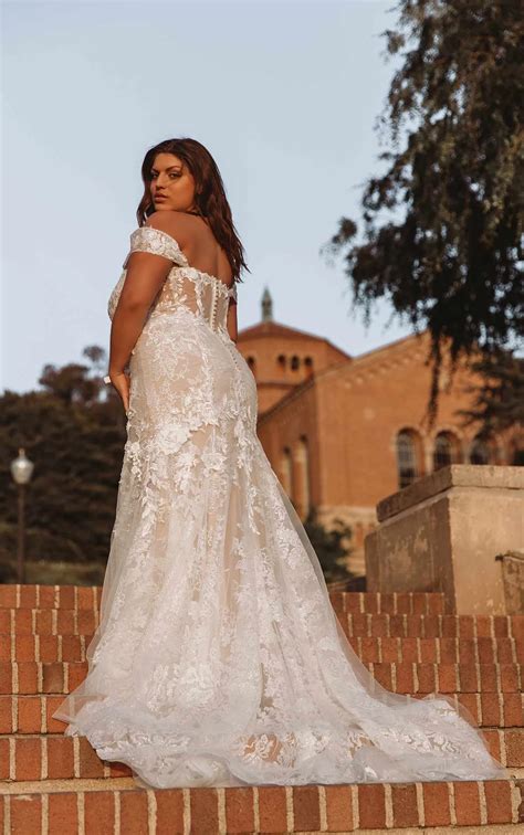 D3374 Essense Of Australia Modern Strapless Plus Size Lace Wedding