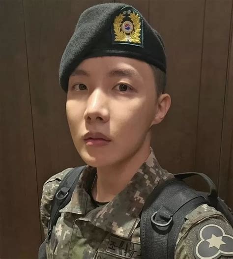 육군 조교로 군 복무 중인 Bts 제이홉 아미들 기 살릴 만한 일 했다 인사이트