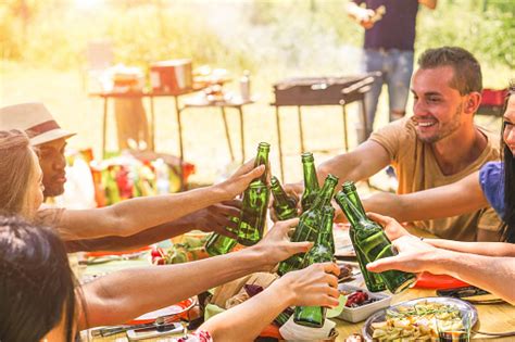 바비큐 식사 야외에서 맥주를 응원 하는 행복 한 성인 친구바베 큐에서 즐거운 식사를 하는 사람들의 그룹여름 라이프 스타일 우정과 음식 컨셉클로즈업 핸 즈 맥주에 집중 가족에