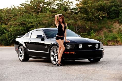 Ford Mustang With Girls 16 Elakiri