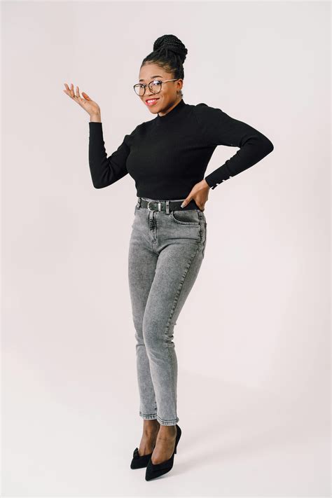 서 있는 수직 쐈어 여성 청바지 패션 사진 포즈를 취하는 흰색 배경에 관한 무료 스톡 사진