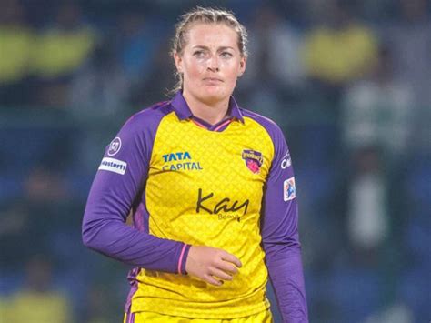 Wpl 2024 यूपी वॉरियर्स की सोफी एक्लेस्टोन और किरण नवगिरे पर लगा