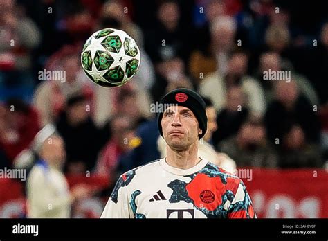 Thomas M Ller FC Bayern M Nchen 25 Am Ball Im Warm Up UEFA Champions