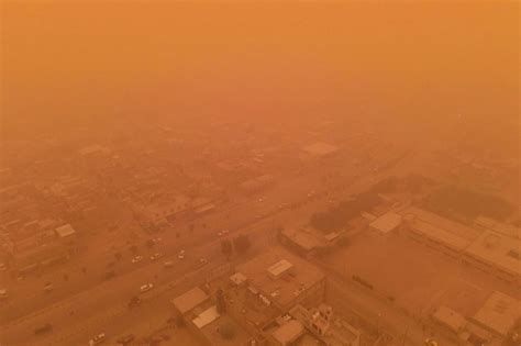 الرؤية تنعدم كشف تفاصيل العاصفة الترابية التي تضرب العراق