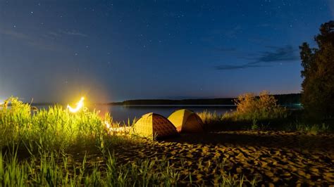 КЕМПИНГ НА БЕРЕГУ ОЗЕРА СЕМЕЙНЫЙ ОТДЫХ ЖАРИМ ШАШЛЫКИ НОЧЁВКА В