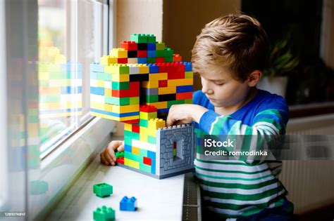화려한 플라스틱 블록을 많이 재생 어린 아이 소년 사랑스러운 학교 아이 건물과 창으로 건물을 만드는 재미를 코로나 시간 동안