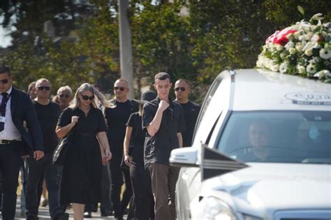 Udovica Bore Đorđevića I ćerka Tamara Na Njegovoj Sahrani Slika 1