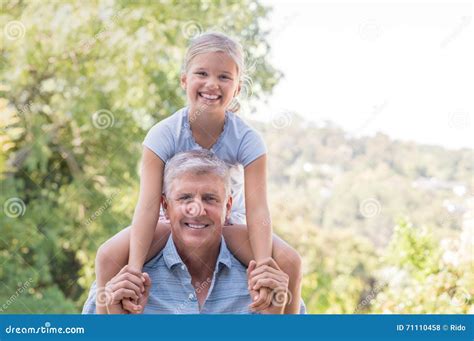 Внучка с Grandpa стоковое фото изображение насчитывающей люди 71110458