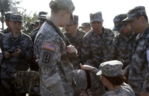 美軍女兵為解放軍包紮「傷口」 每日頭條