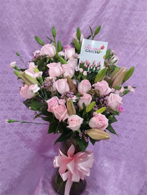 Arreglo Floral Con Rosas Lilis Y Follajes Celebración Floral
