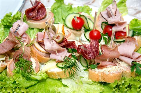 밝은 배경선택적 초점 위에 접시에 배열 하는 작은 Canapes의 클로즈업 건강한 식생활에 대한 스톡 사진 및 기타 이미지 건강한 식생활 레스토랑 물기 Istock