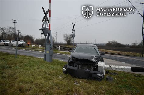 Öngyilkos Akart Lenni Vasúti átjáróba Hajtott Egy 72 éves Férfi