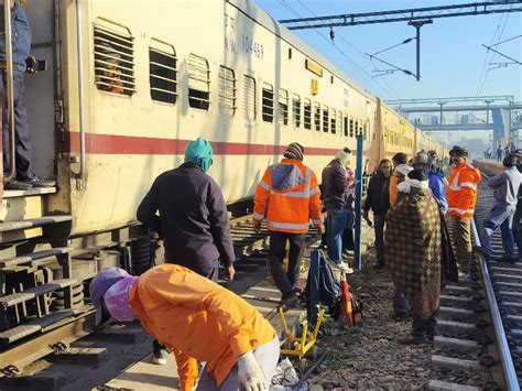 Passenger Train Stood At Bandikui Railway Station For 1 Hour जयपुर