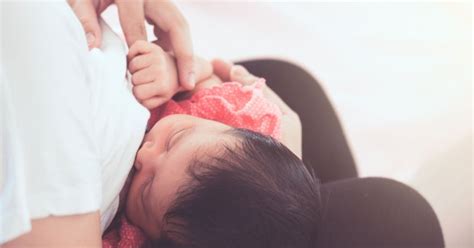Đau nhói cục cứng khi cho con bú là khối u hay tắc tia sữa