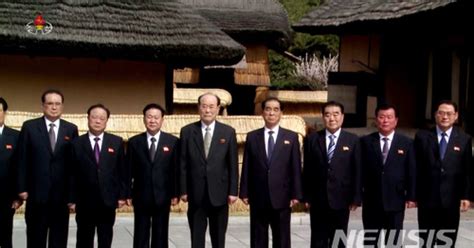 태양절 맞아 만경대 방문한 북한 간부들