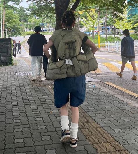 패션엔 산다라박 조끼야 백팩이야 앞서가는 전위적인 패딩 조끼룩