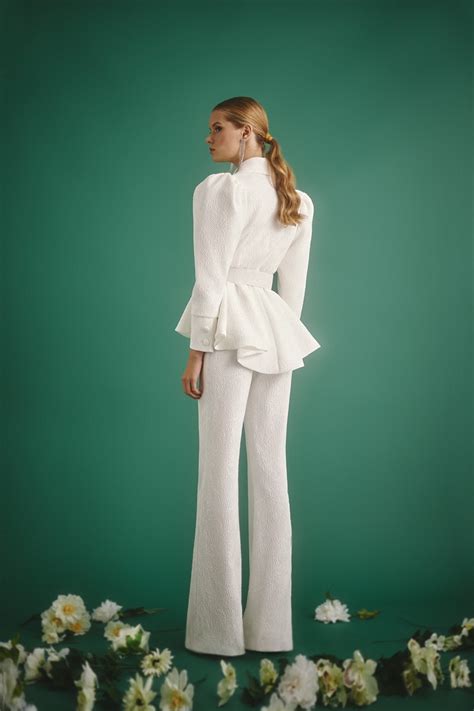 Traje de novia brocado de chaqueta con volante y pantalón blanco