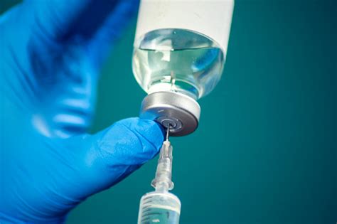 백신과 주사기가있는 병을 들고있는 의사 의학 및 의료 개념 간호사에 대한 스톡 사진 및 기타 이미지 간호사 건강관리와 의술