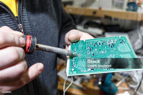 Pcb와 납땜 철 일 납땜인두에 대한 스톡 사진 및 기타 이미지 납땜인두 동슬라브족 러시아 Istock