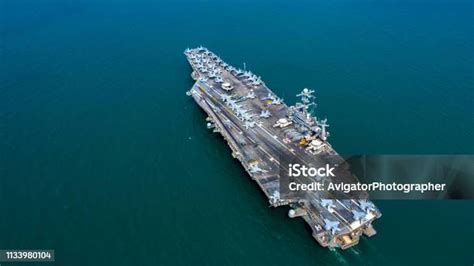 해군 원자력 항공모함 군용 해군 선박 캐리어 전체 로딩 전투기 제트 항공기 공중 보기 항공 비행체에 대한 스톡 사진 및 기타 이미지 항공 비행체 강철 공중 뷰