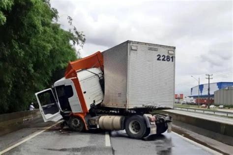 Carreta Faz O L Quando Isso Acontece Nas Estradas