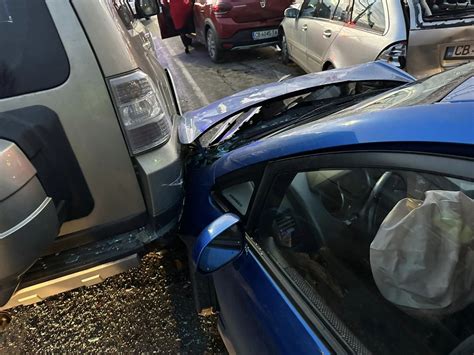 Тежка верижна катастрофа в София преди Моста на влюбените с девет автомобила