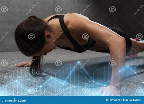 Mujer Que Hace Pectorales En Gimnasio Foto De Archivo Imagen De
